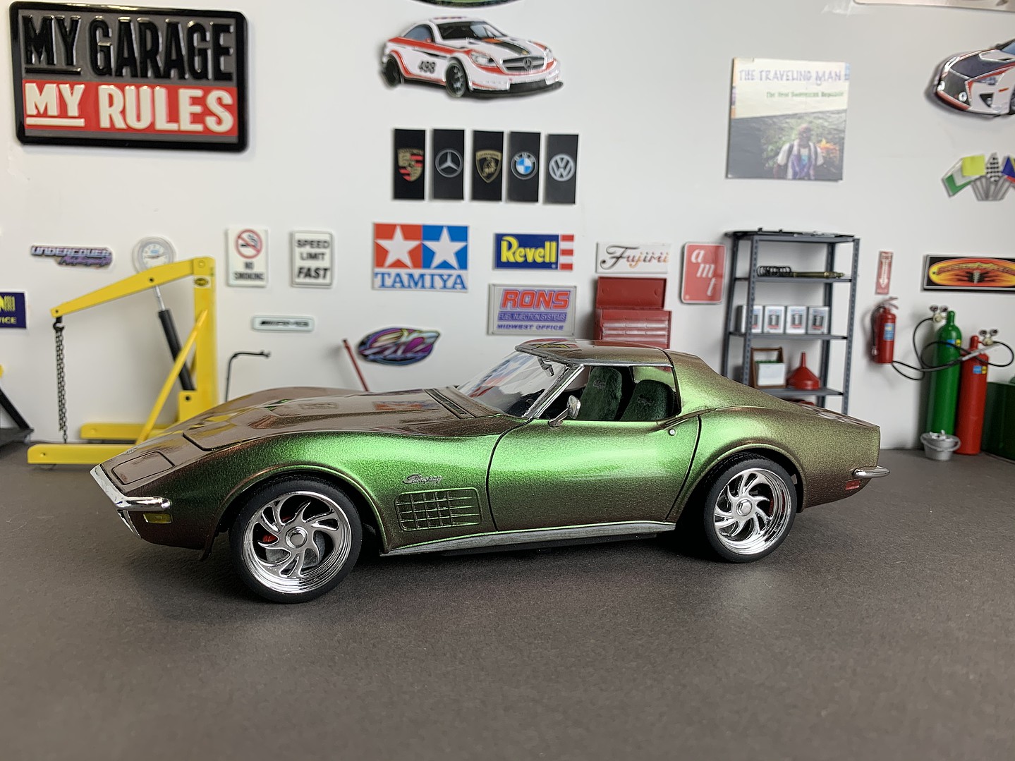 1970 Chevy Corvette Coupe -- Plastic Model Car Kit -- 1/25 Scale ...