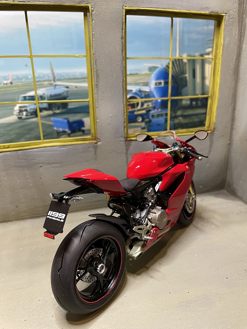 Ducati 1199 Panigale S Streetbike -- Plastic Model Motorcycle Kit -- 1/ ...