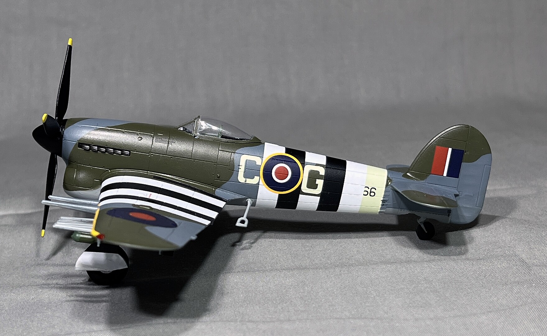Hawker Typhoon -- Plastic Model Airplane Kit -- 1/72 Scale -- #02041 ...