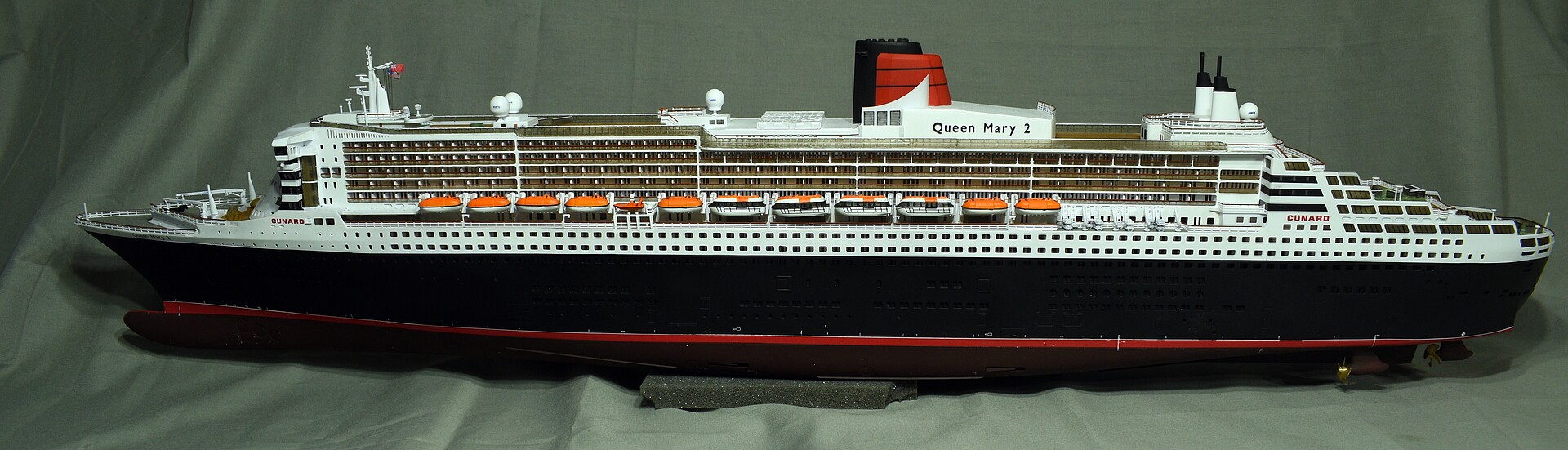 Queen Mary 2 -- Plastic Model Ship Kit -- 1/400 Scale -- #05199 ...