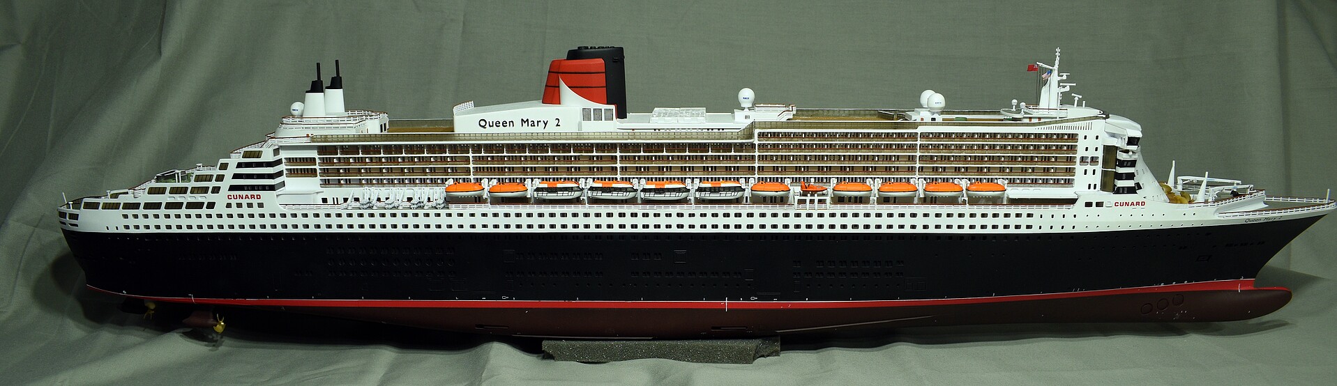 Queen Mary 2 -- Plastic Model Ship Kit -- 1/400 Scale -- #05199 ...