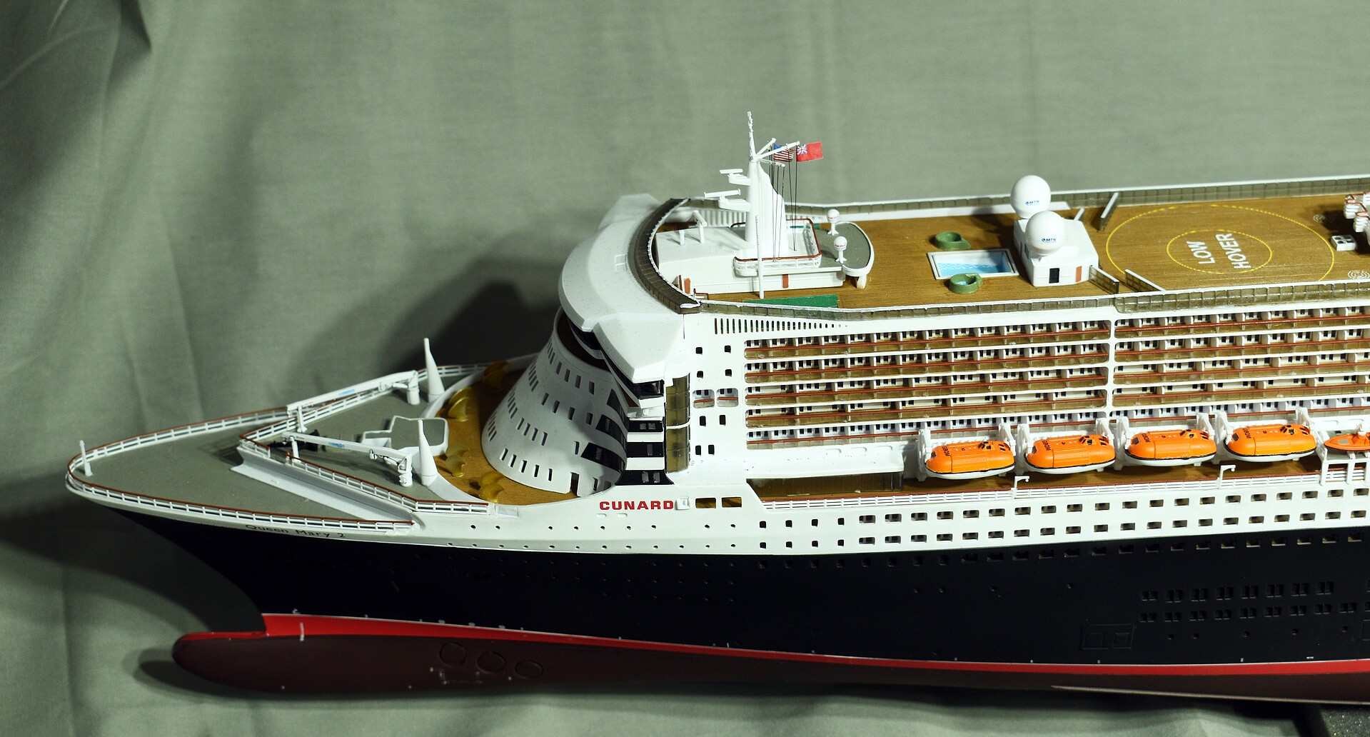 Queen Mary 2 -- Plastic Model Ship Kit -- 1/400 Scale -- #05199 ...