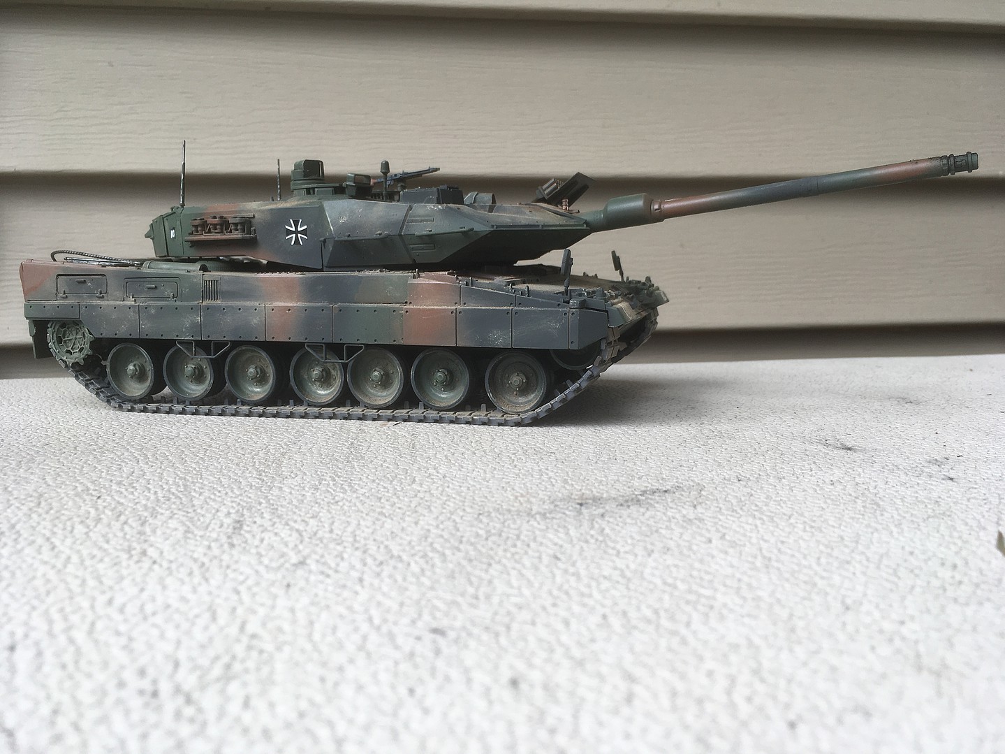 Leopard 2 A6 Main Battle Tank -- Plastic Model Military Vehicle Kit ...