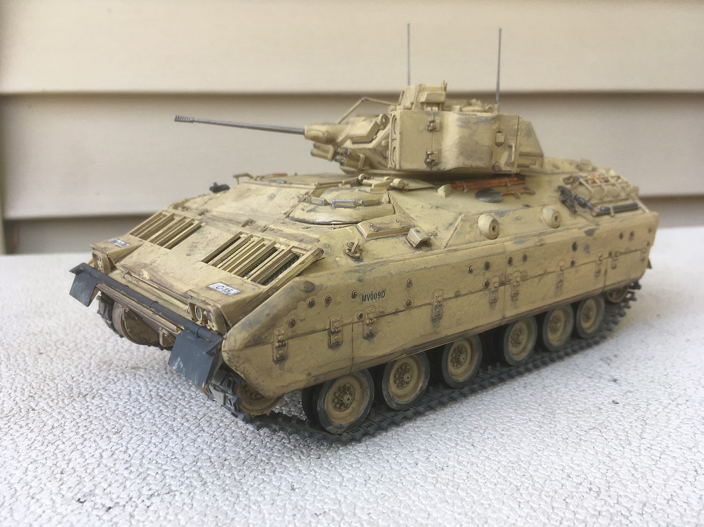 M2 Bradley IFV Tank -- Plastic Model Military Vehicle Kit -- 1/35 ...