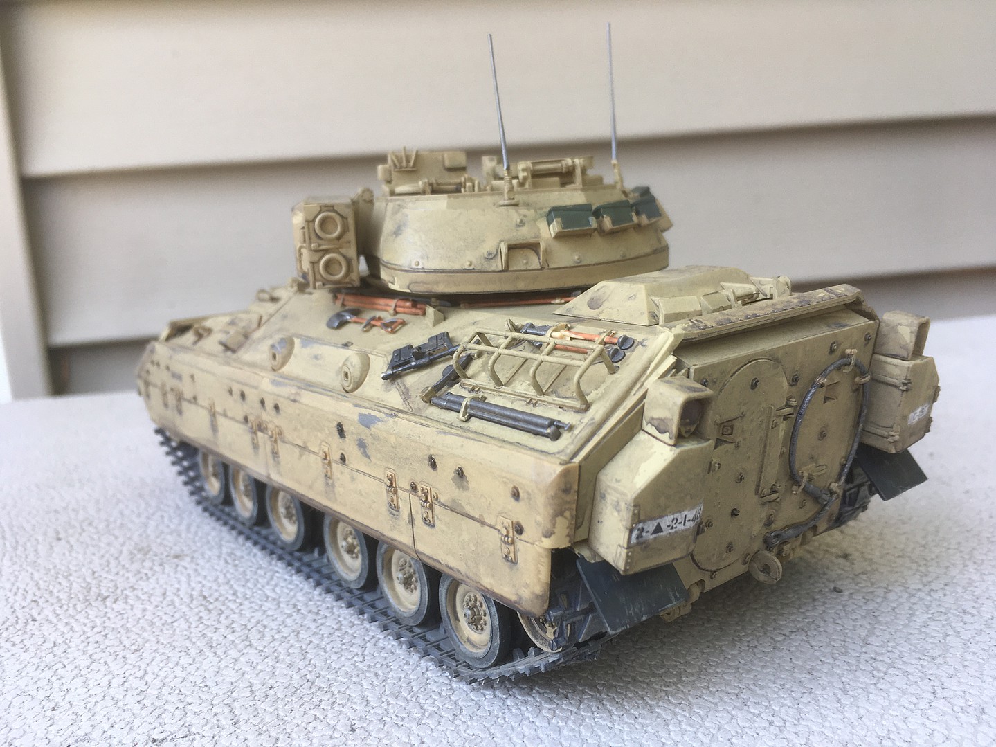 M2 Bradley IFV Tank -- Plastic Model Military Vehicle Kit -- 1/35 ...