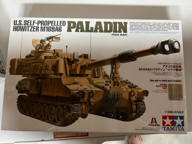 US Self-Propelled Howitzer M109A6 Paladin -- Plastic Model Military Vehicle Kit -- 1/35 ...