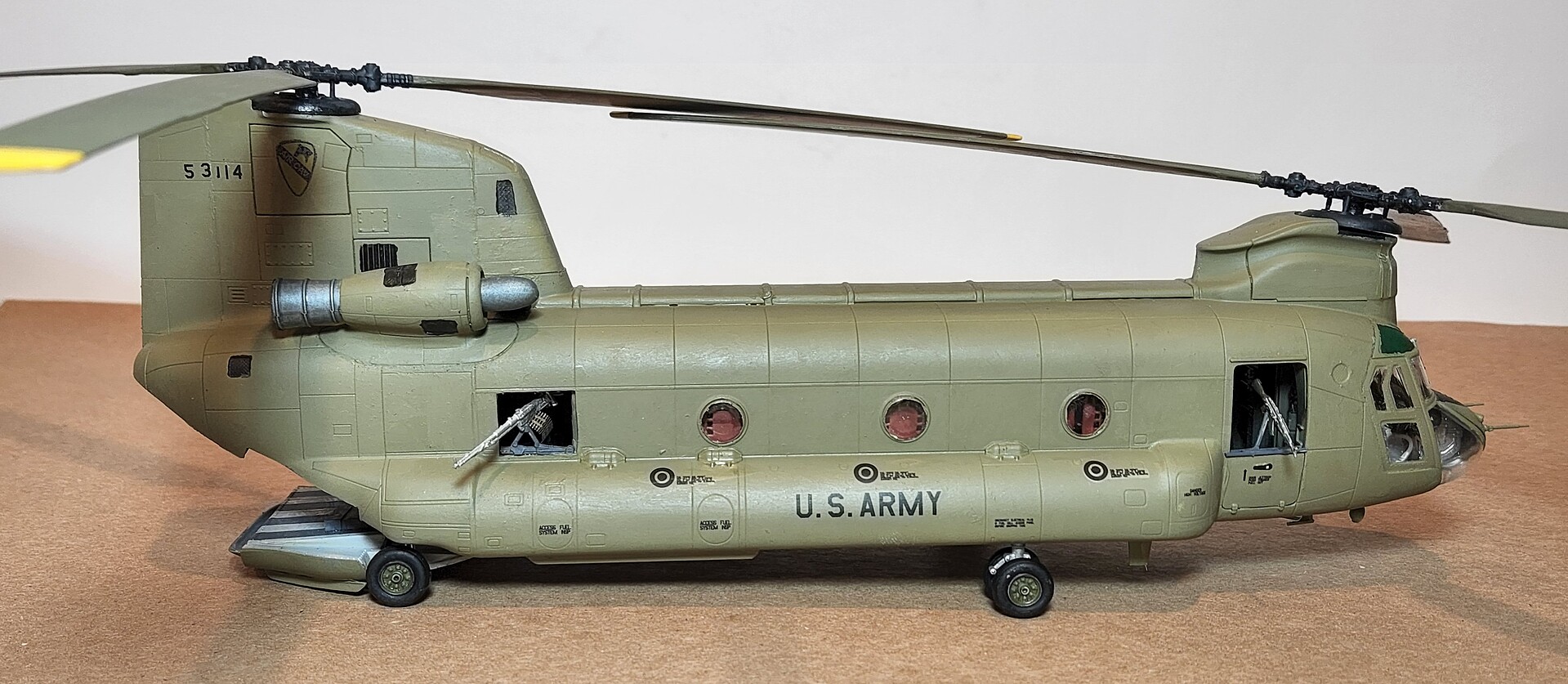 Chinook HC.1/CH-47D -- Plastic Model Helicopter Kit -- 1/48 Scale ...