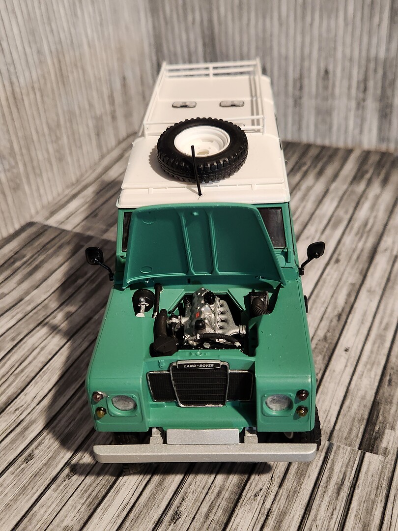 Land Rover Series III LWB Wagon w/Roof Rack -- Plastic Model Car Kit ...