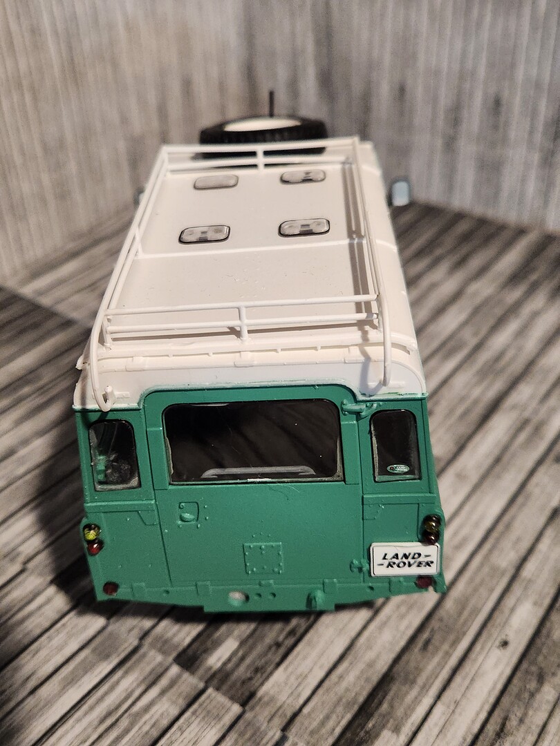 Land Rover Series III LWB Wagon w/Roof Rack -- Plastic Model Car Kit ...