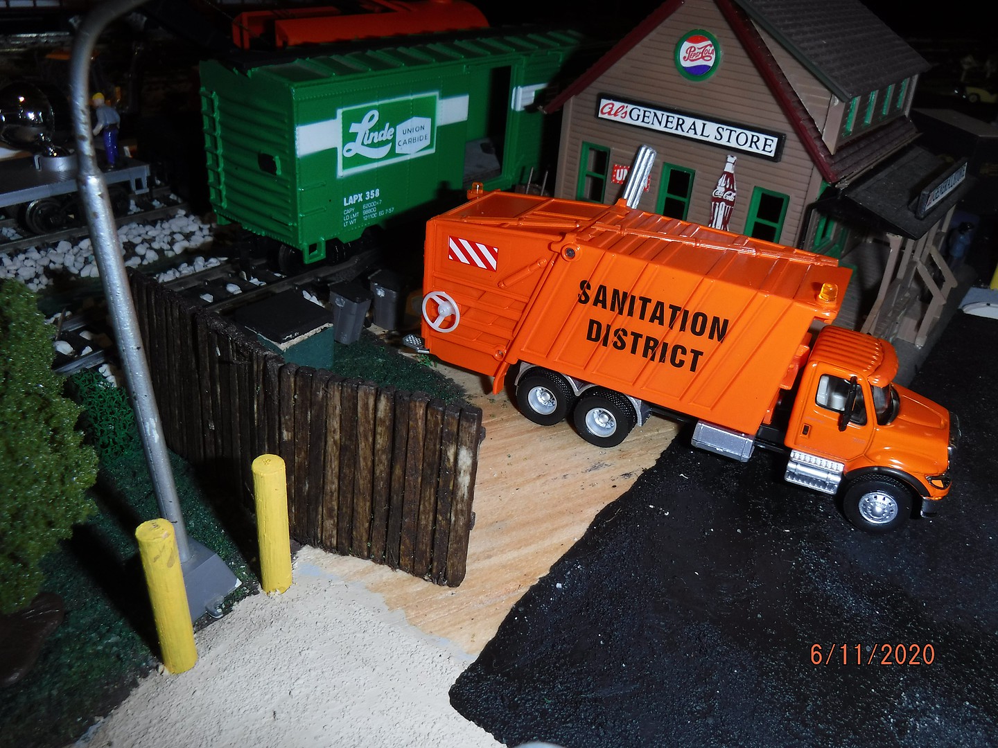 International 7600 Orange Garbage Truck -- HO Scale Model Railroad ...