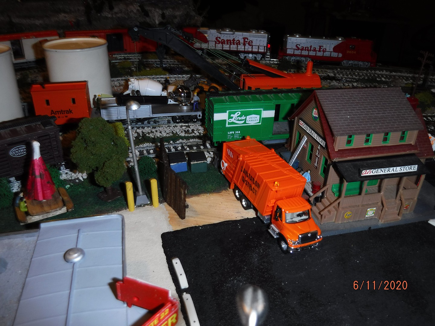 International 7600 Orange Garbage Truck -- HO Scale Model Railroad ...