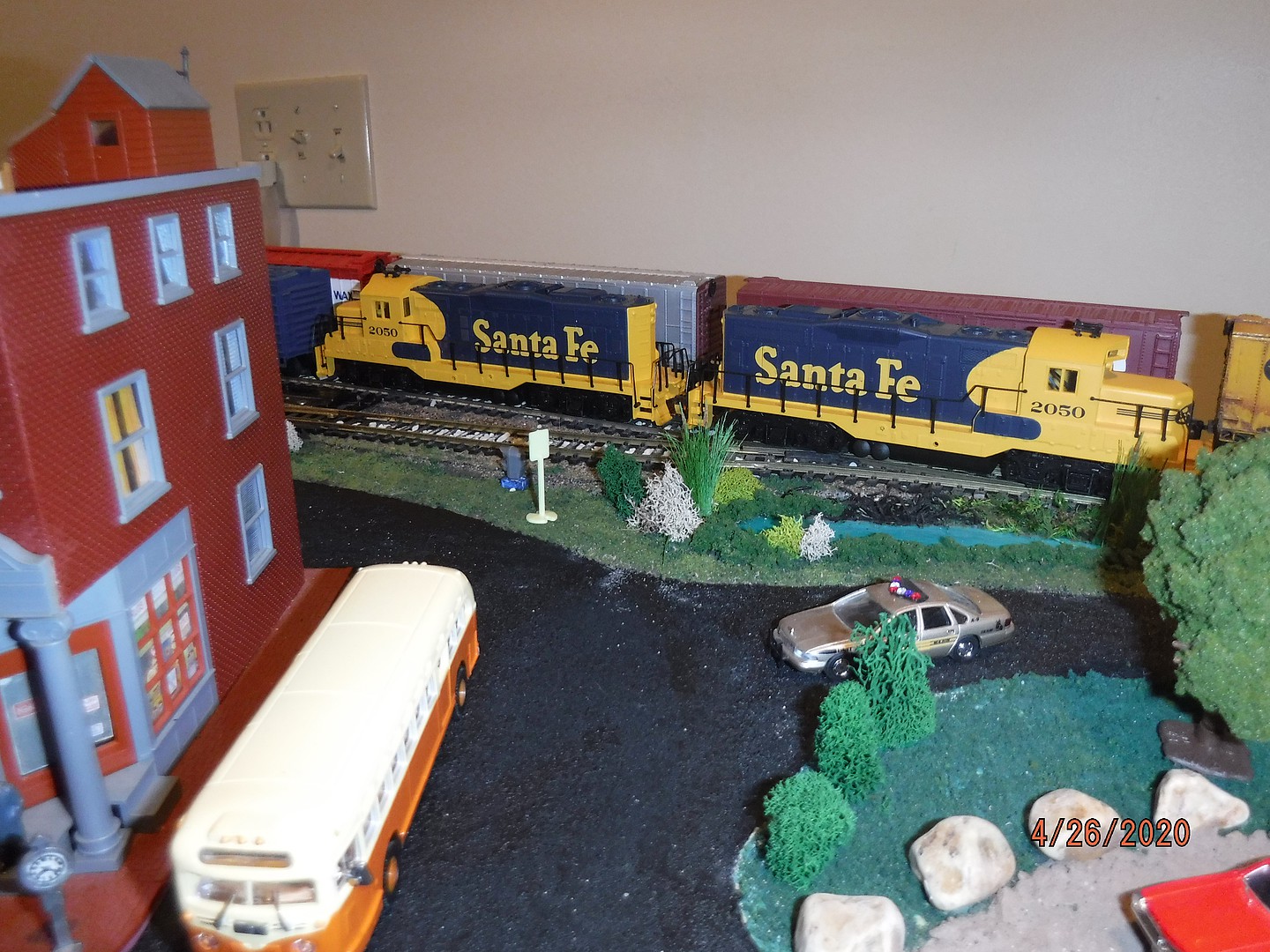 EMD GP9M Santa Fe Blue & Yellow -- Model Train Diesel Locomotive -- HO ...