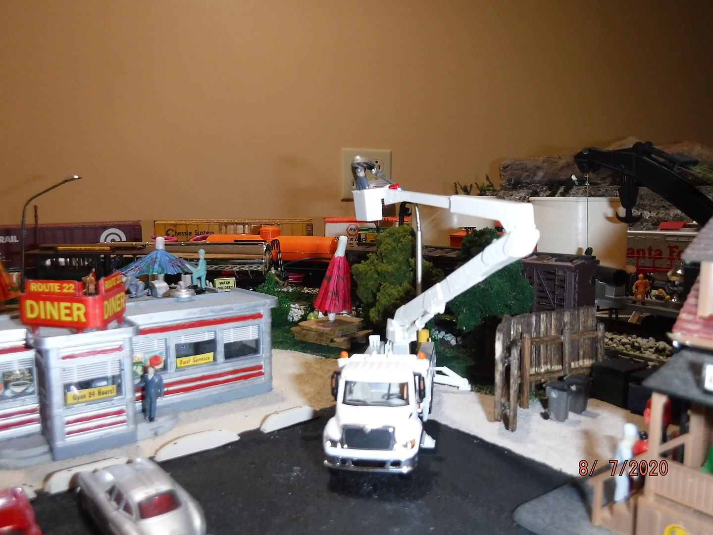 International(R) 7600 Utility Truck with Bucket Lift -- HO Scale Model ...