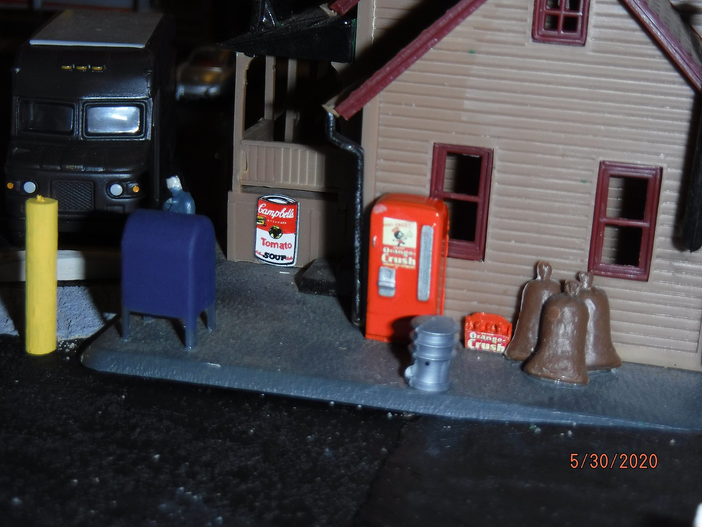 Upright Soda Machine w/Case Mixed Brands -- Model Railroad Building ...