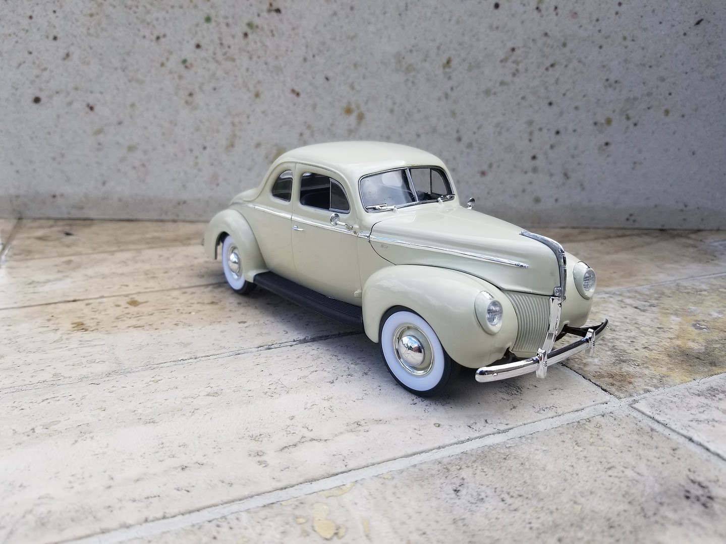 1940 Ford Standard Coupe -- Plastic Model Car Kit -- 1/25 Scale ...