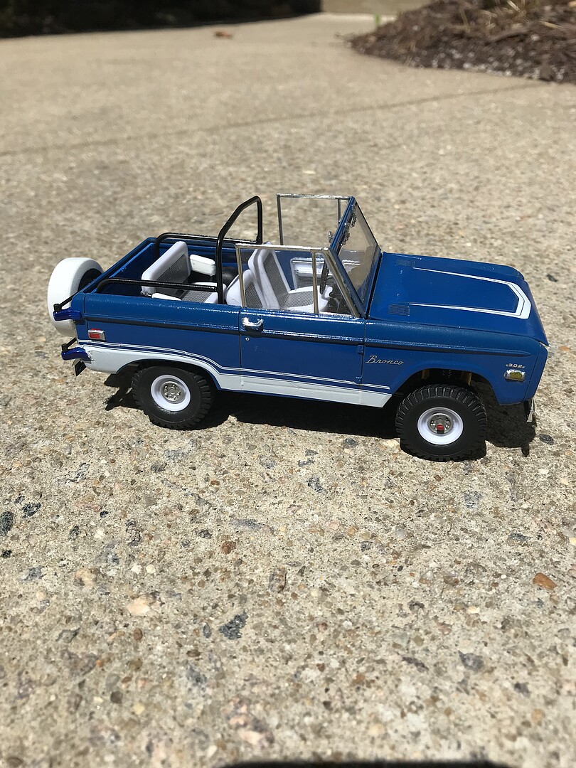 Ford Bronco -- Plastic Model Truck Kit -- 1/25 Scale -- #85-4320 ...