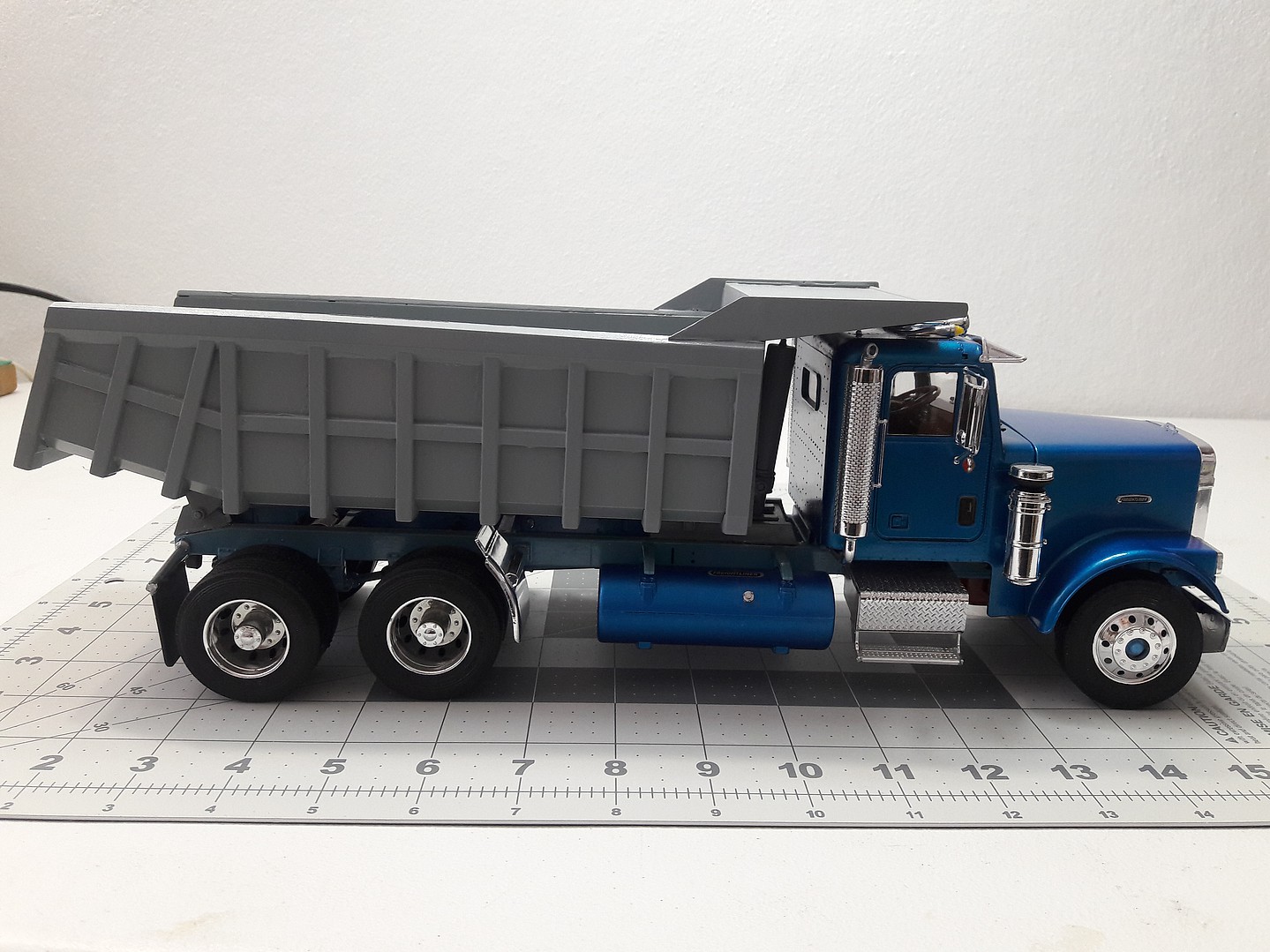 Autocar Dump Truck -- Plastic Model Truck Kit -- 1/25 Scale -- #1150 ...