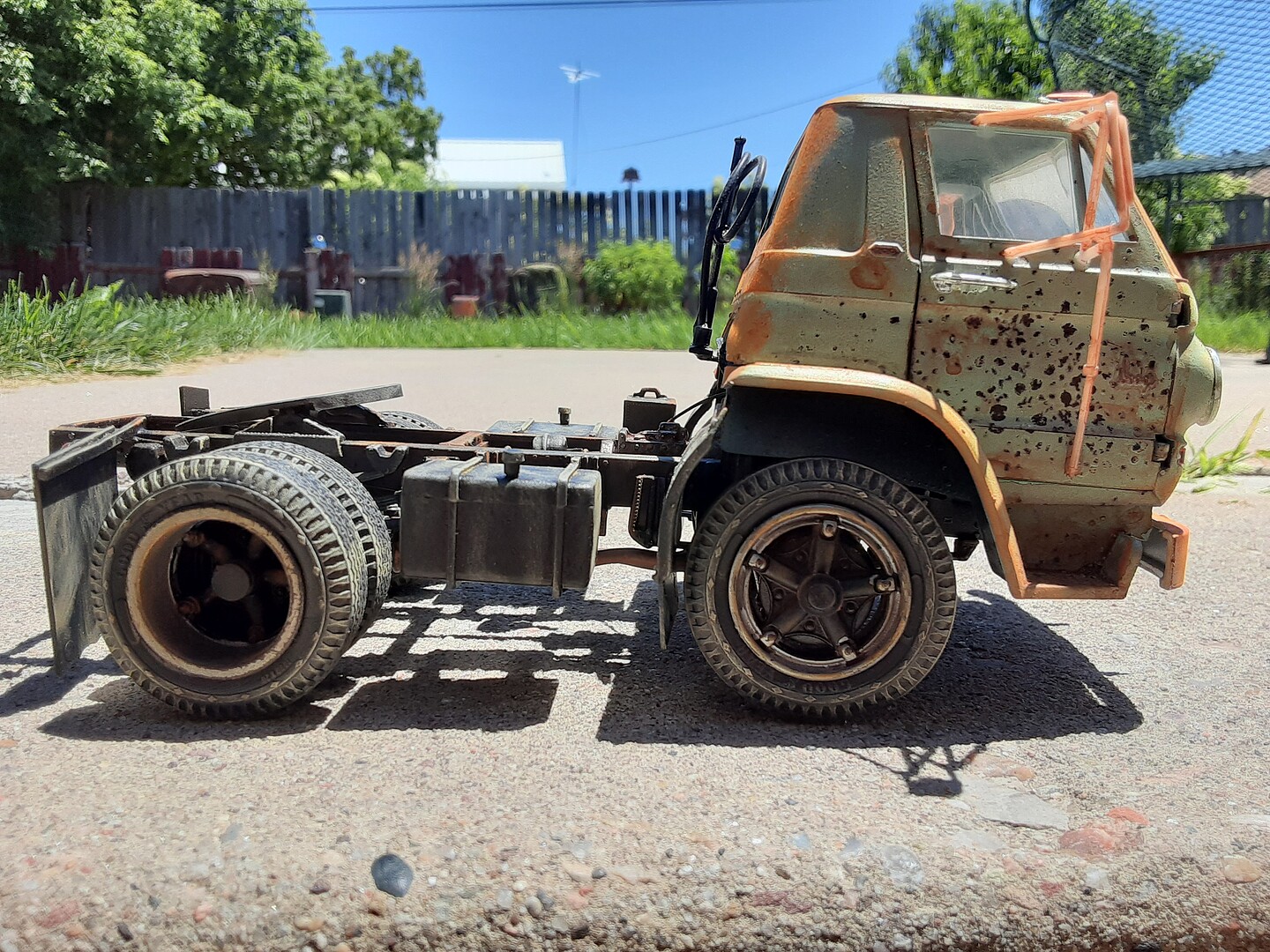 Dodge L700 Tractor with Shell Tanker -- Plastic Model Truck Kit -- 1/25 ...