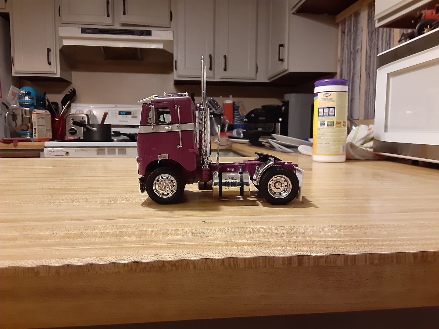 Gallery Pictures AMT White Freightliner Single Drive Tractor Plastic ...