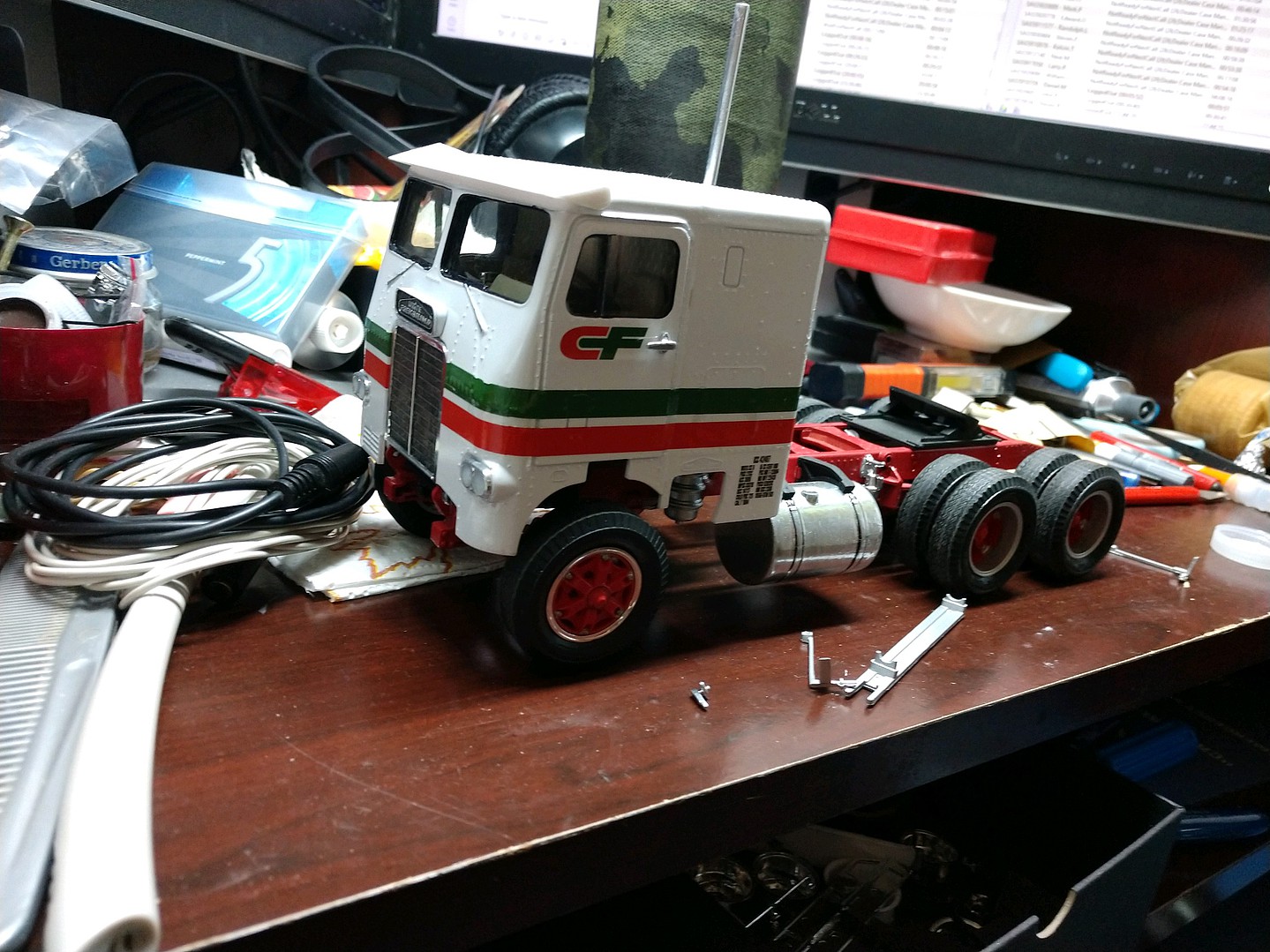 White Freightliner 2-in-1 SC/DD Cabover -- Plastic Model Truck Kit -- 1 ...