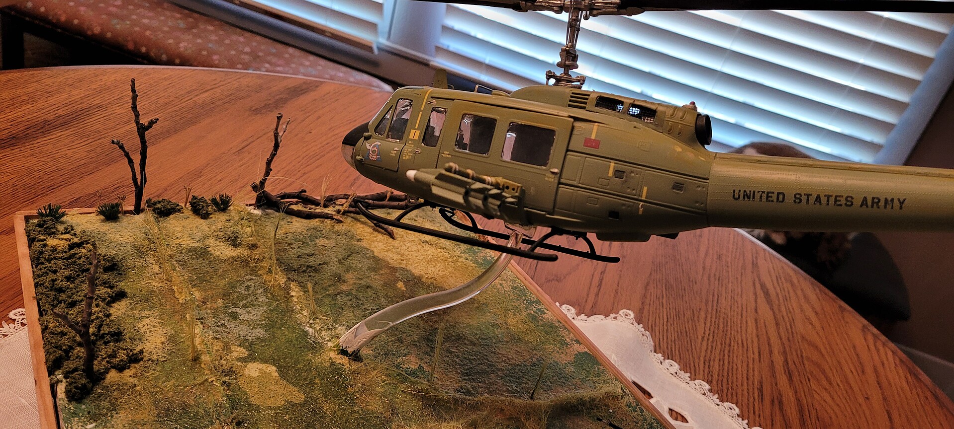 UH-1D Huey Gunship -- Plastic Model Helicopter Kit -- 1/32 Scale ...