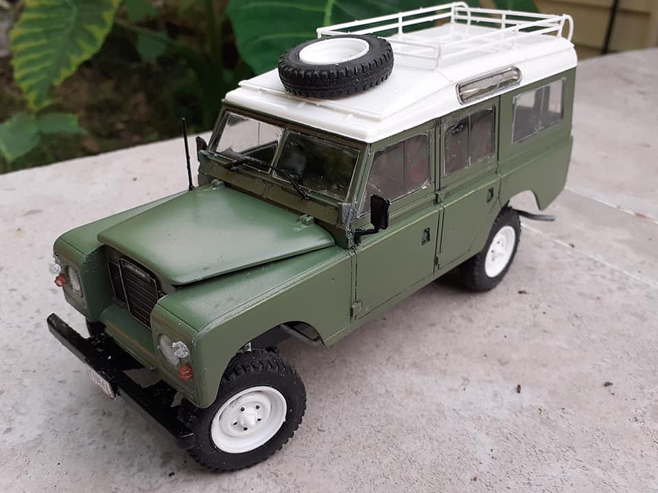 Land Rover Series III LWB Wagon w/Roof Rack -- Plastic Model Car Kit ...