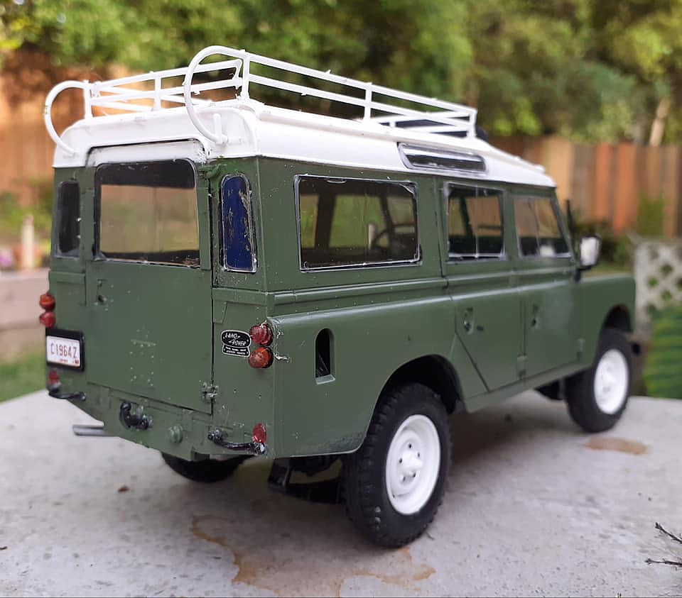 Land Rover Series III LWB Wagon w/Roof Rack -- Plastic Model Car Kit ...