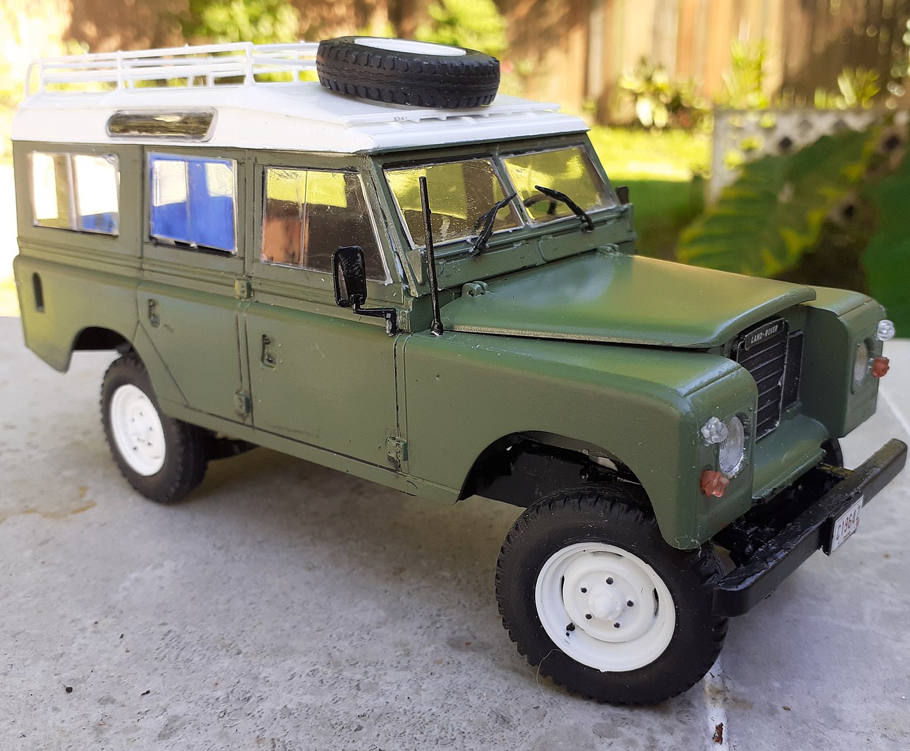 Land Rover Series III LWB Wagon w/Roof Rack -- Plastic Model Car Kit ...