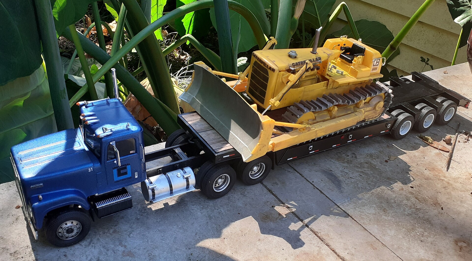 Lowboy Trailer & Bulldozer -- Plastic Model Truck Vehicle Kit -- 1/25 ...