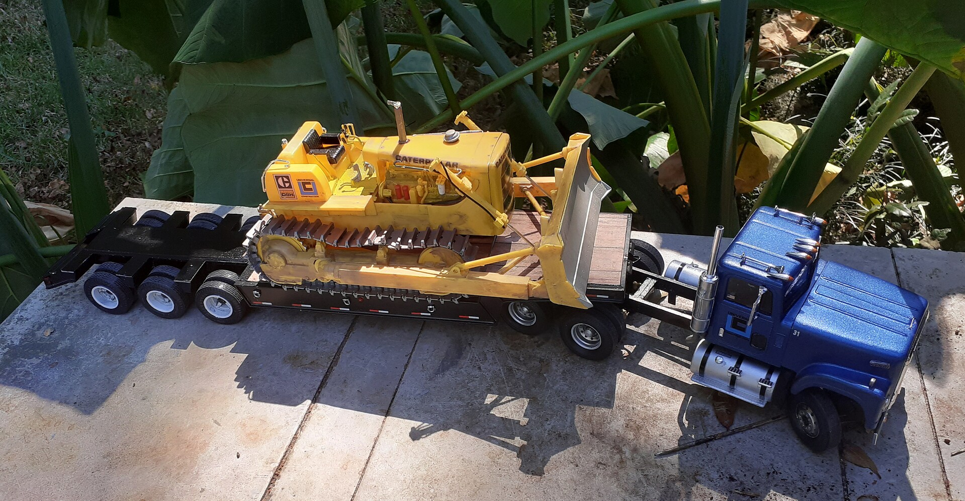 Lowboy Trailer & Bulldozer -- Plastic Model Truck Vehicle Kit -- 1/25 ...