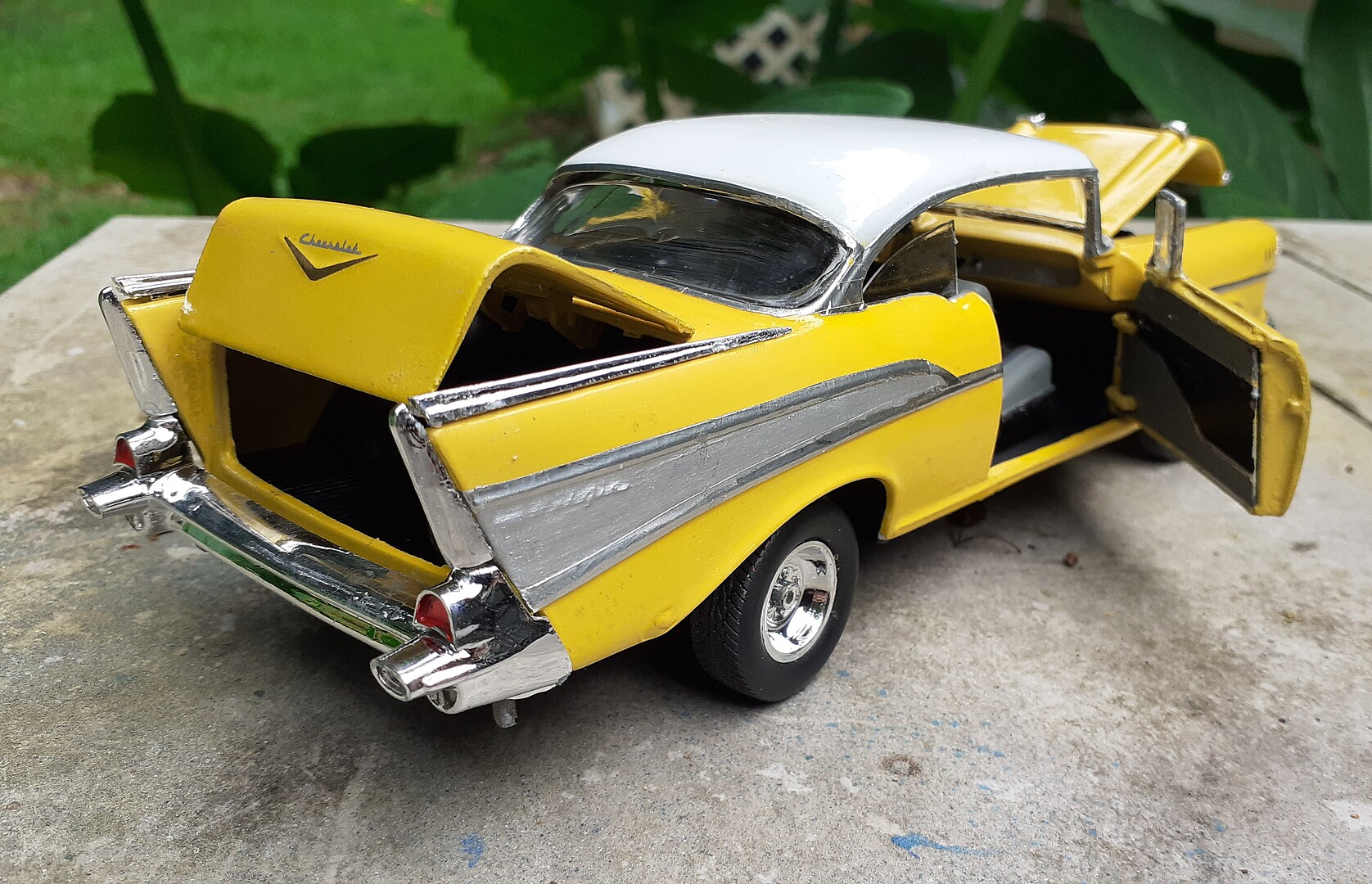 1957 Chevy Bel Air Hardtop -- Plastic Model Car Kit -- 1/25 Scale ...