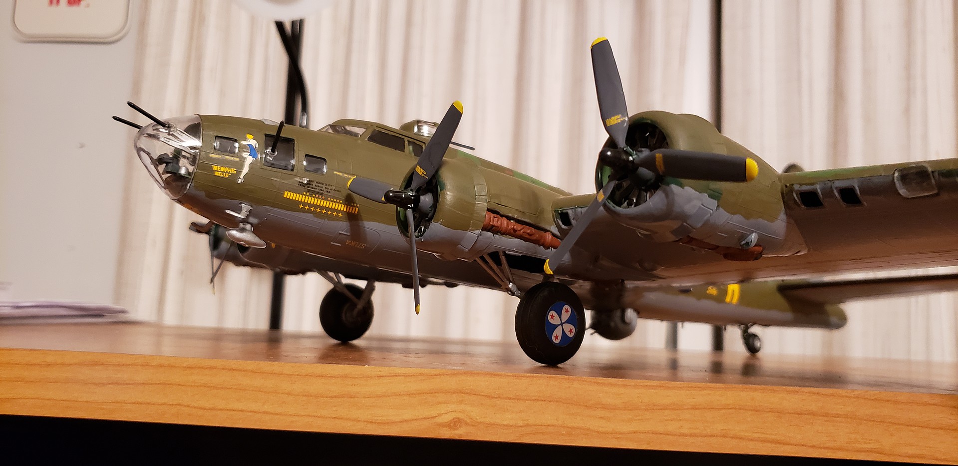 Boeing B-17F Memphis Belle -- Plastic Model Airplane Kit -- 1/48 Scale ...