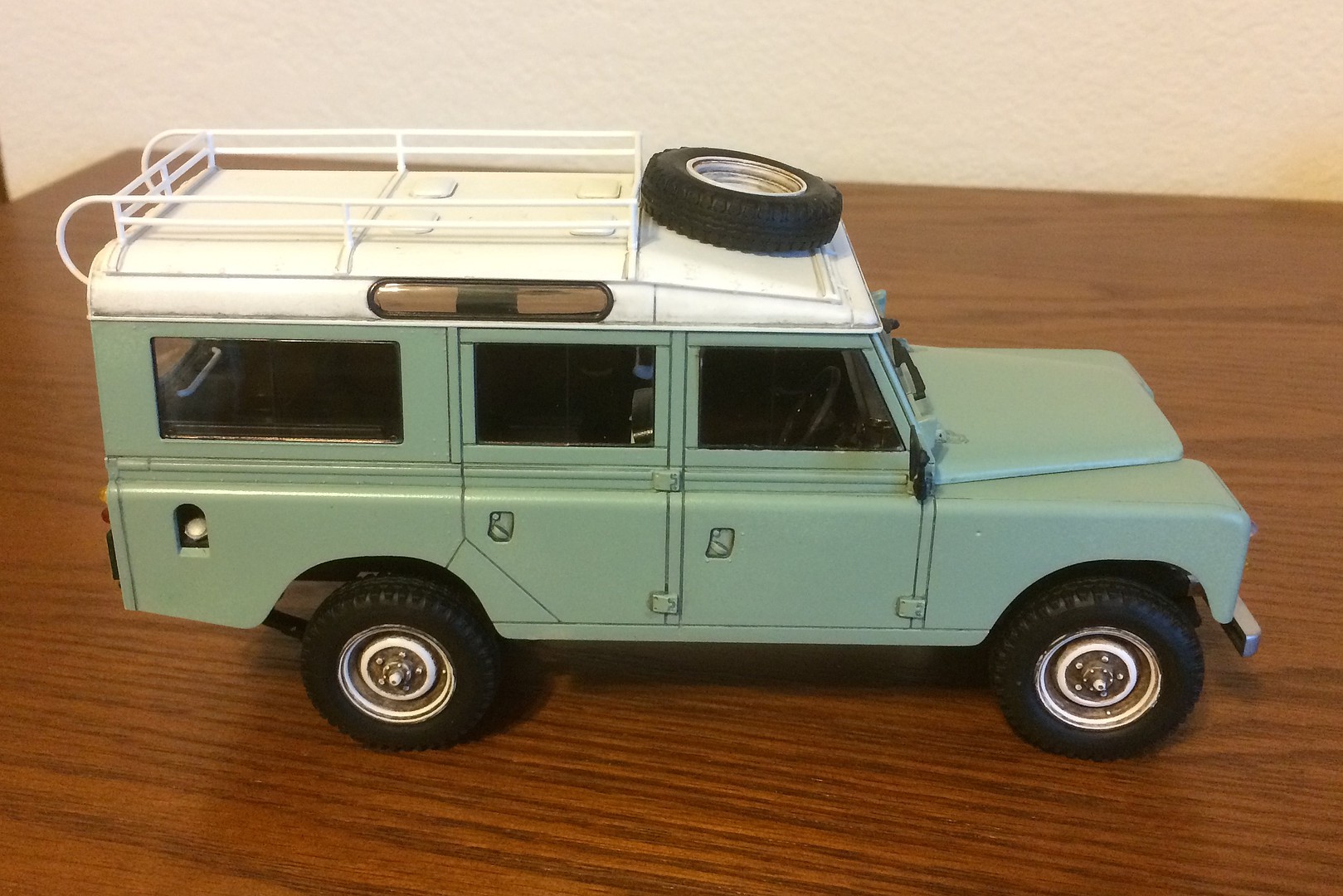 Land Rover Series III LWB Wagon w/Roof Rack -- Plastic Model Car Kit ...