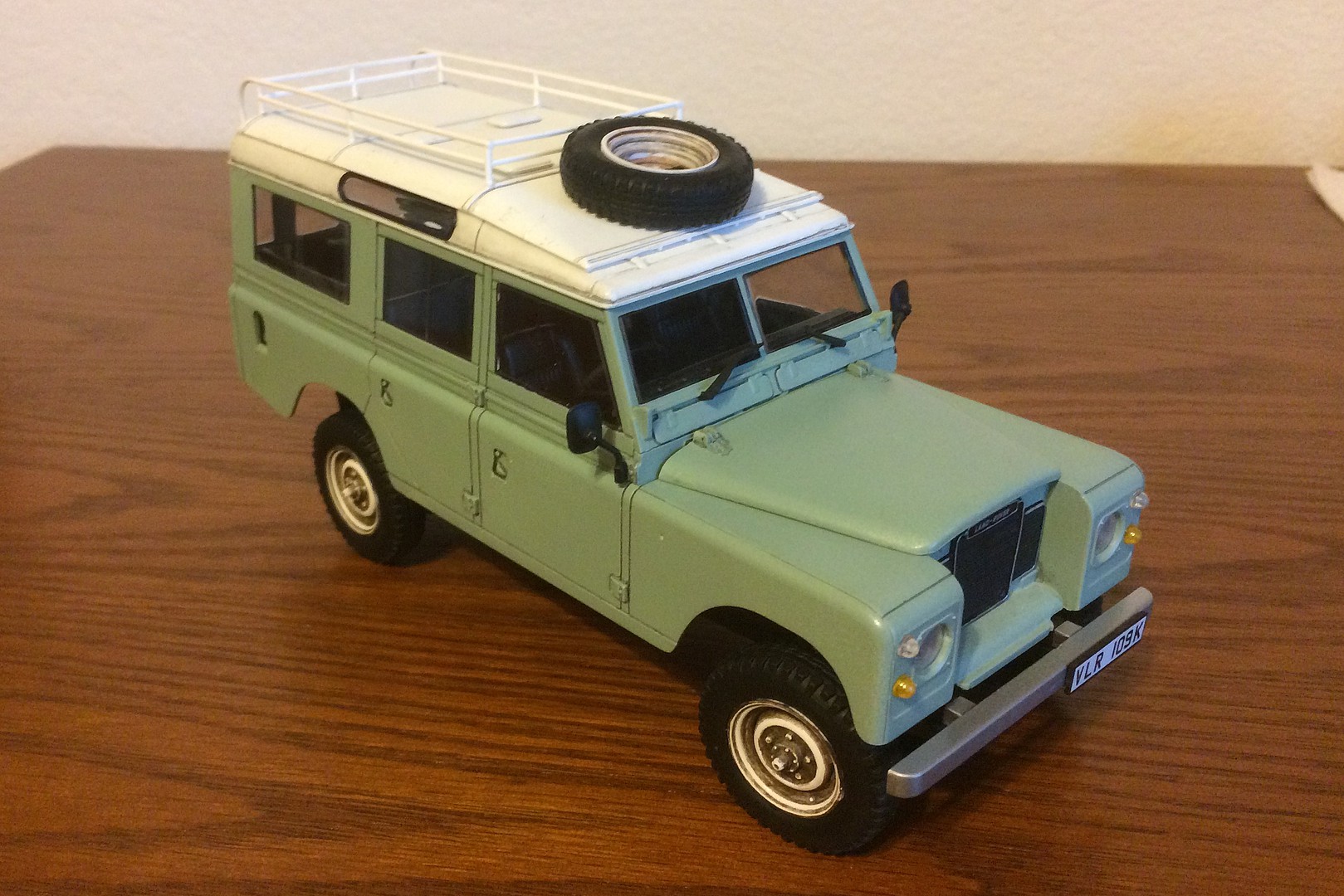 Land Rover Series III LWB Wagon w/Roof Rack -- Plastic Model Car Kit ...