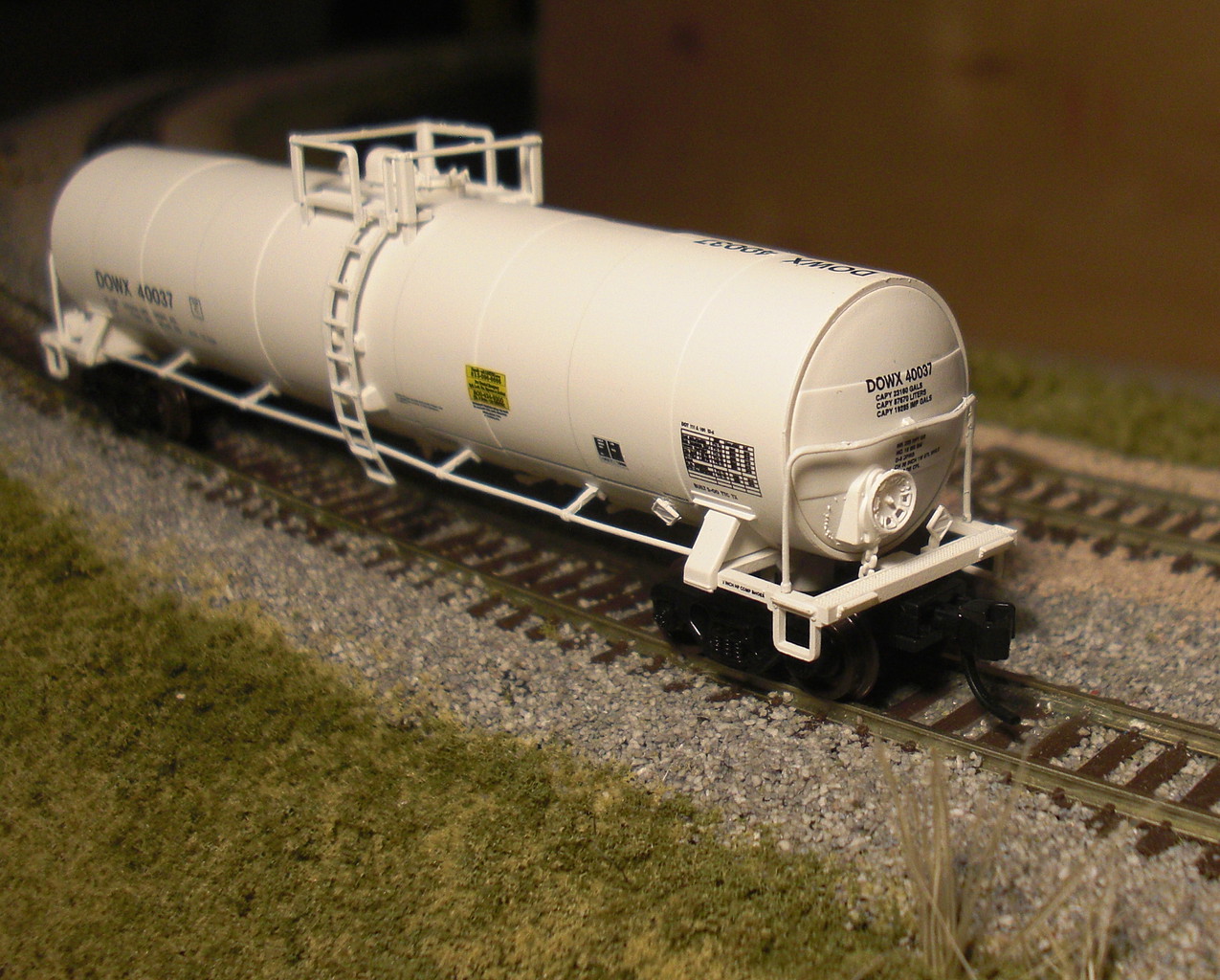 23,500 Tank Car Dow #40037 -- N Scale Model Train Freight Car ...