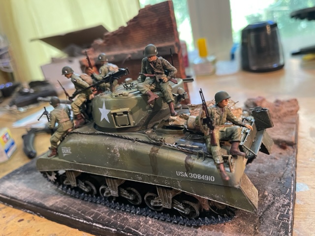 M4A1 Sherman Tank w/US Infantry -- Plastic Model Military Vehicle Kit ...