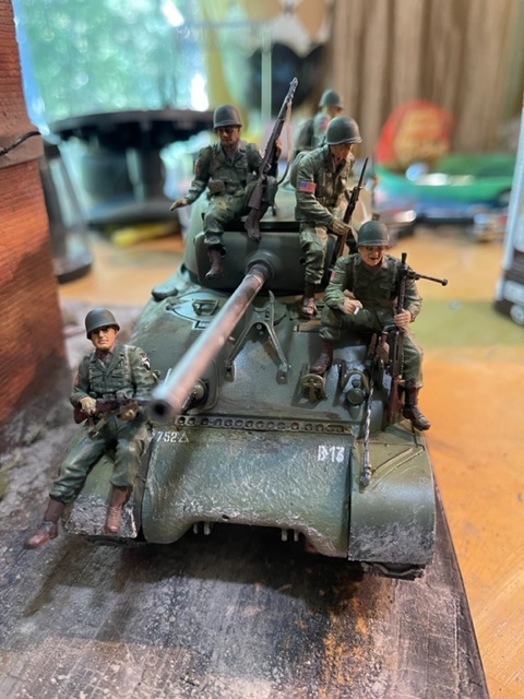 M4A1 Sherman Tank w/US Infantry -- Plastic Model Military Vehicle Kit ...