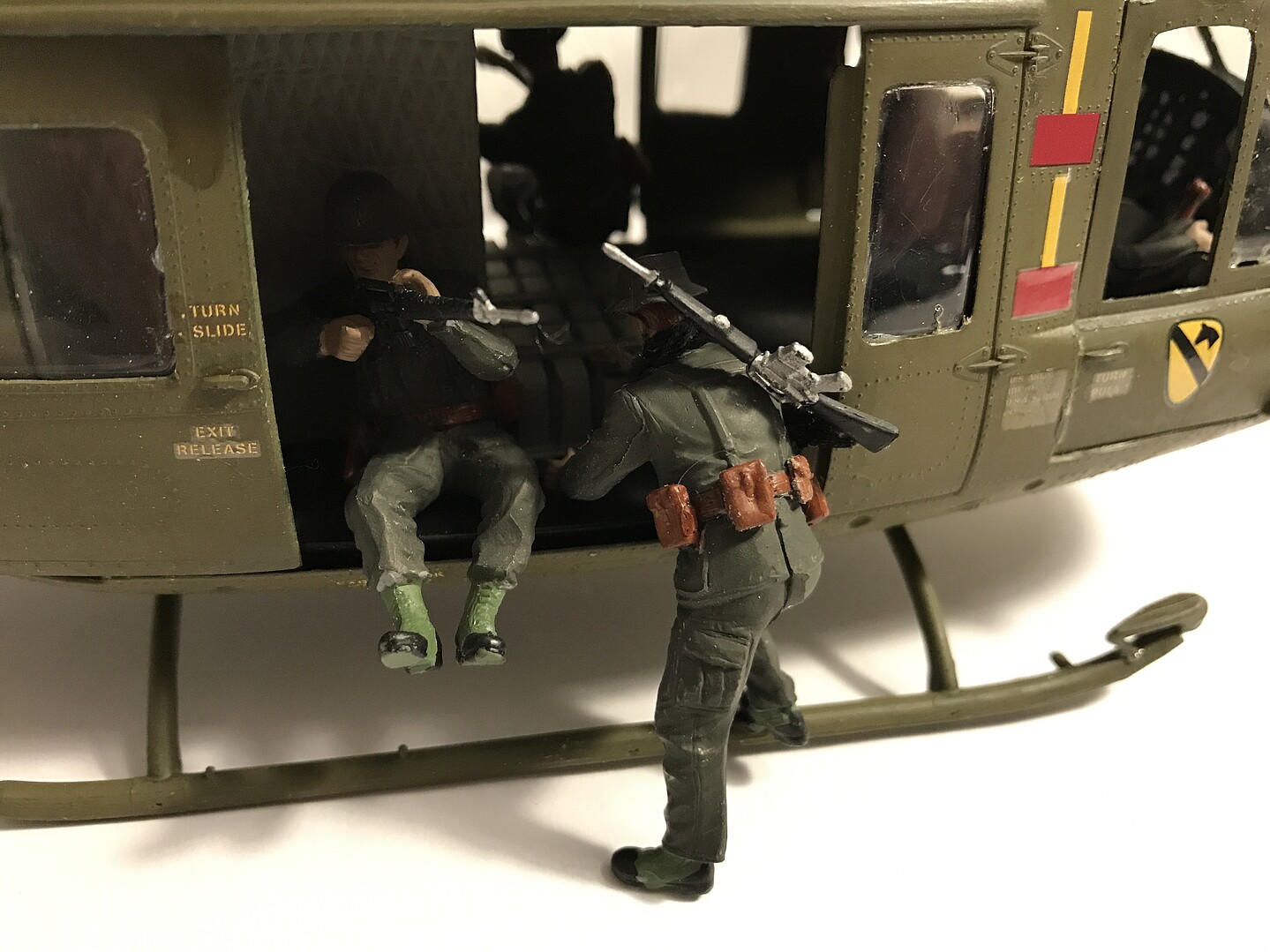 UH-1D Huey Gunship -- Plastic Model Helicopter Kit -- 1/32 Scale ...