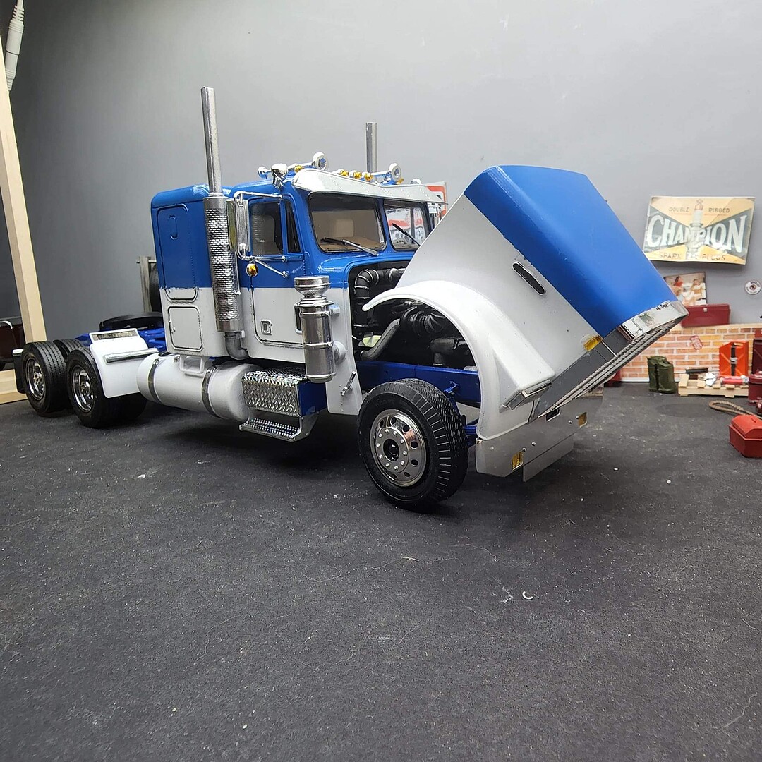 Freightliner FLC Tractor Cab -- Plastic Model Truck Kit -- 1/24 Scale ...