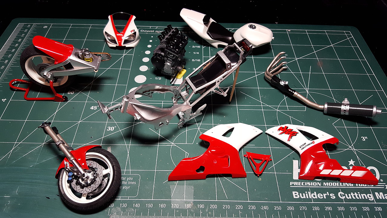 Yamaha YZF-R1Bike -- Plastic Model Motorcycle Kit -- 1/12 Scale ...