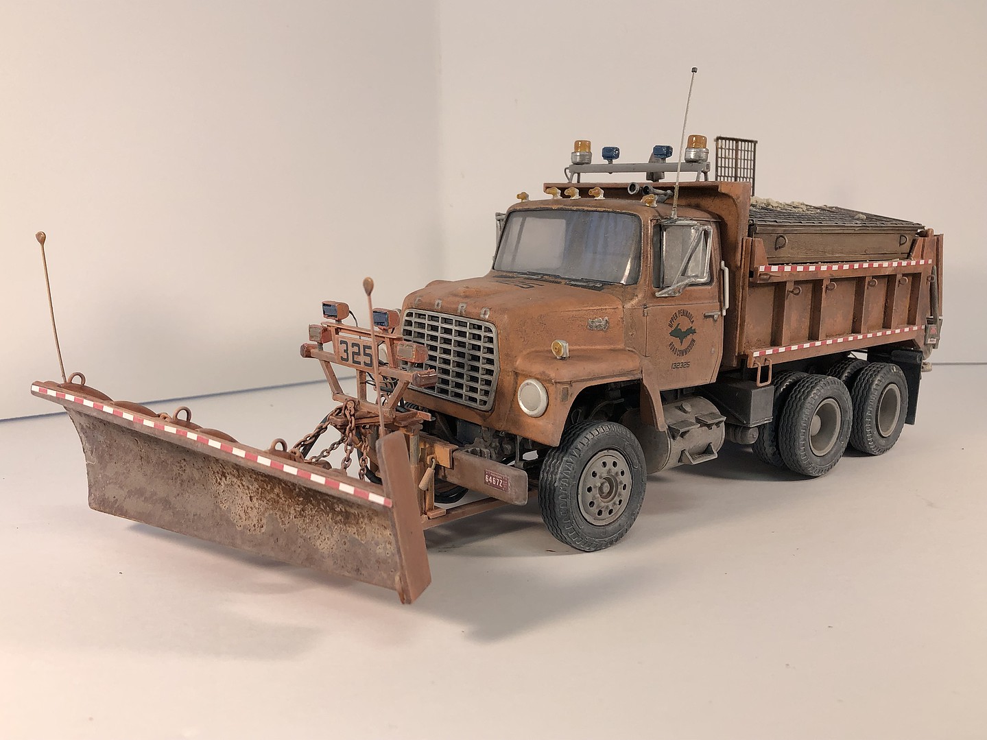 Ford LNT-8000 Snow Plow -- Plastic Model Truck Vehicle Kit -- 1/25 ...