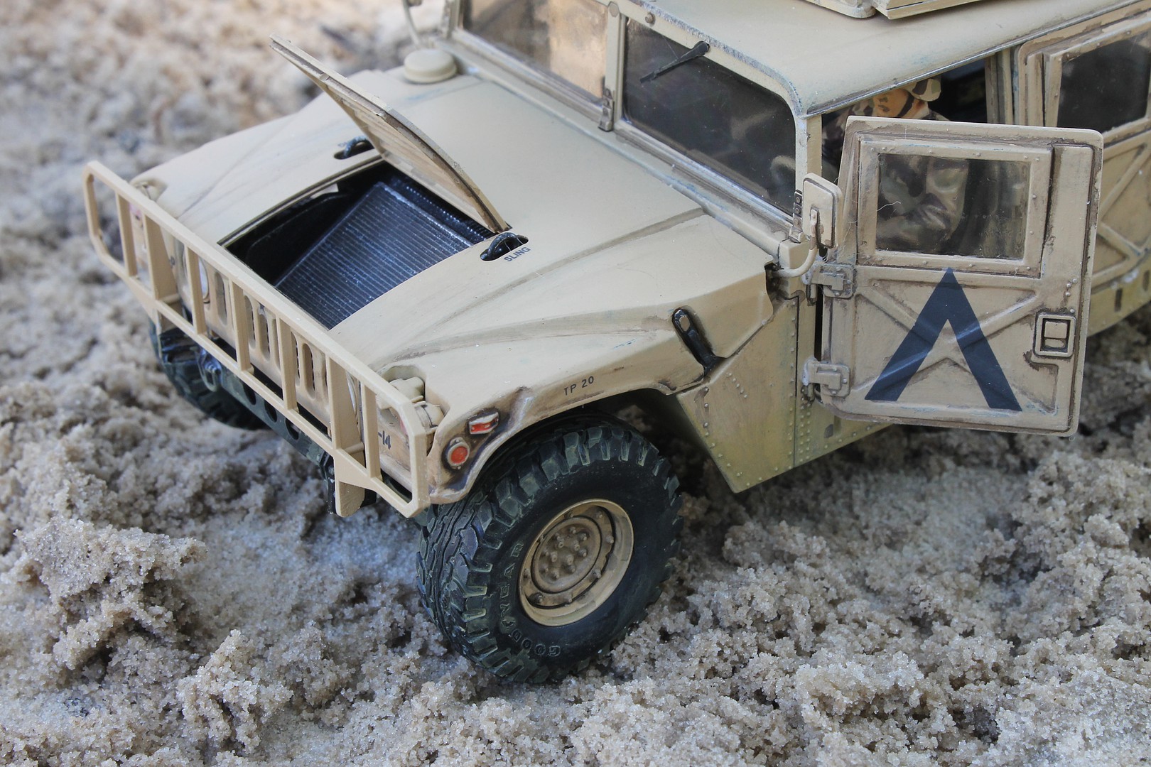 Humvee M1025 Armament Carrier -- Plastic Model Military Vehicle Kit ...