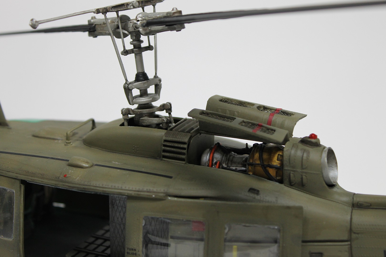 UH-1D Huey Gunship -- Plastic Model Helicopter Kit -- 1/32 Scale ...
