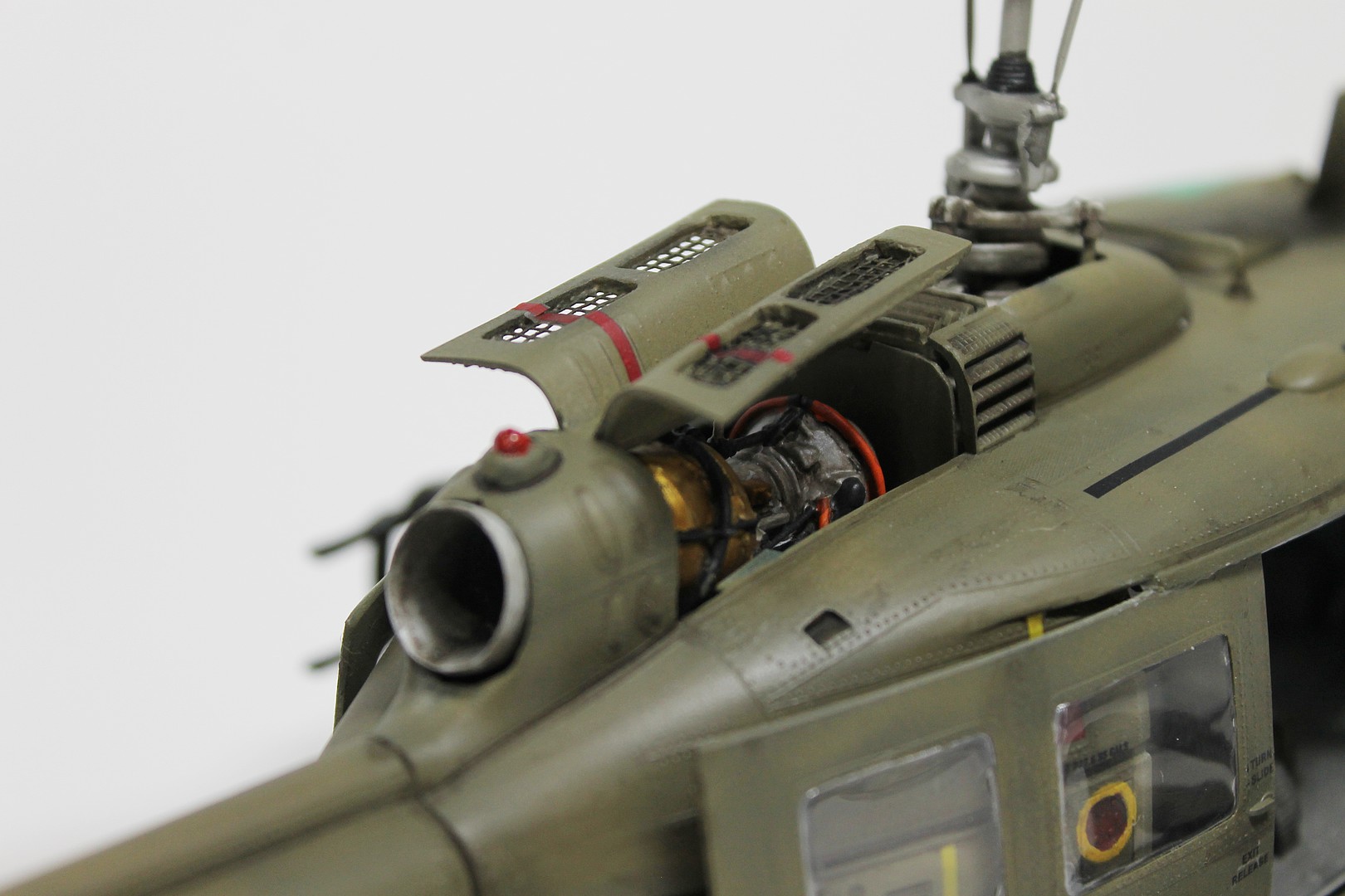 UH-1D Huey Gunship -- Plastic Model Helicopter Kit -- 1/32 Scale ...