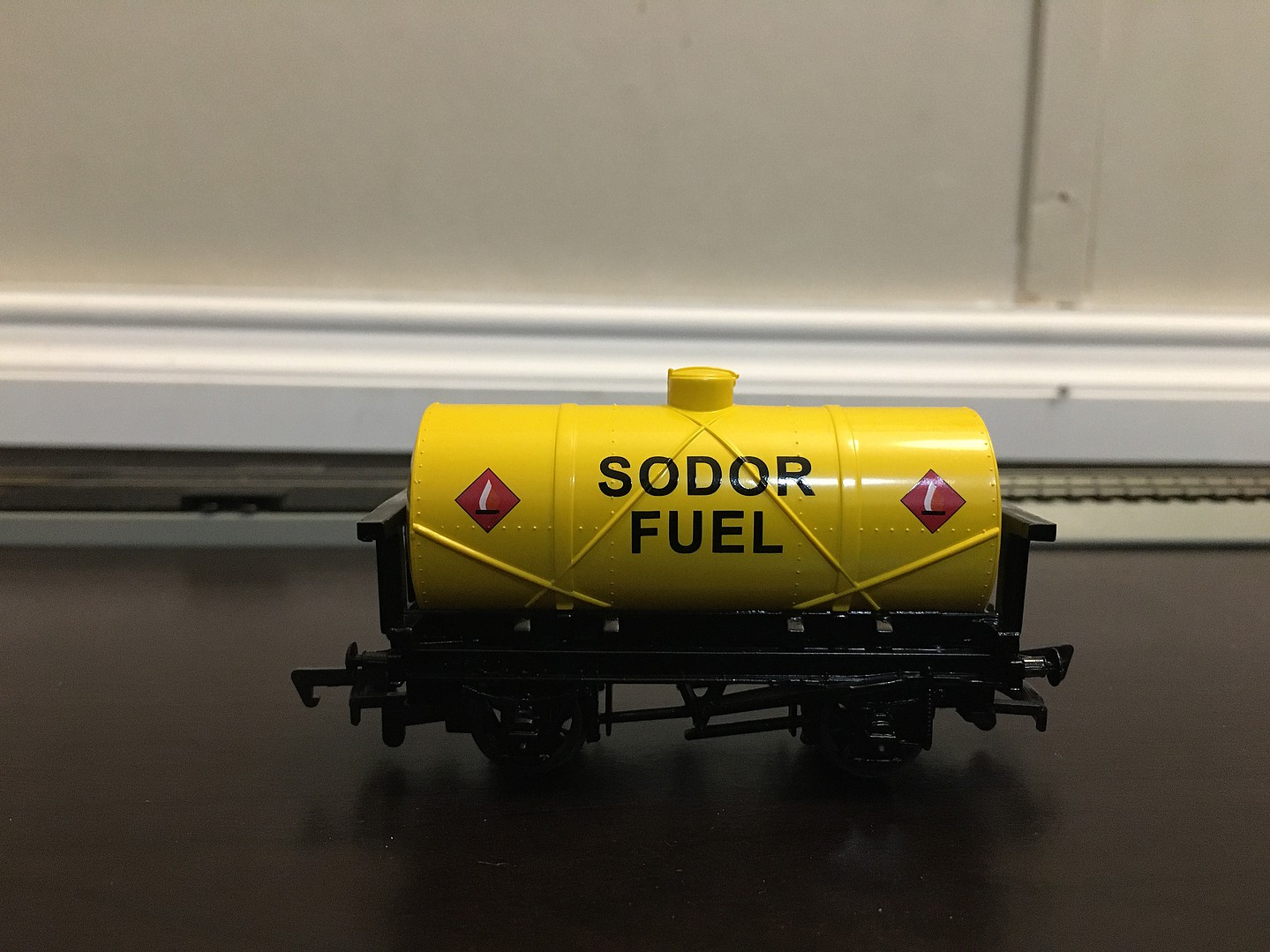Sodor Fuel Tank -- HO Scale Thomas-the-Tank Electric Car -- #77039 ...