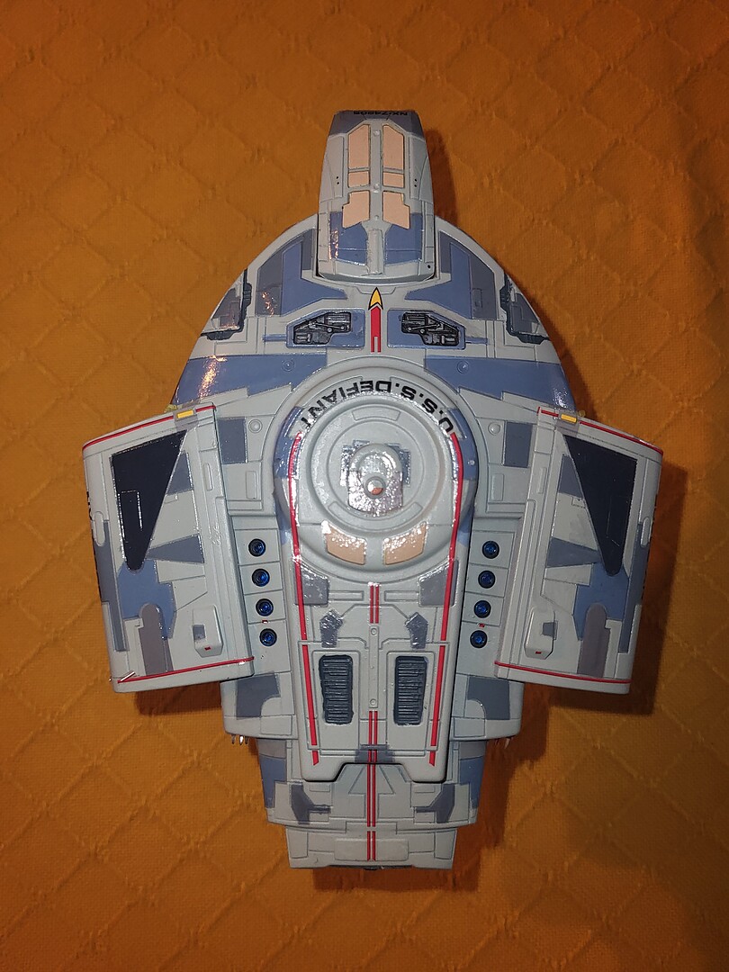 Star Trek USS Defiant -- Science Fiction Plastic Model Kit -- 1/1000 ...