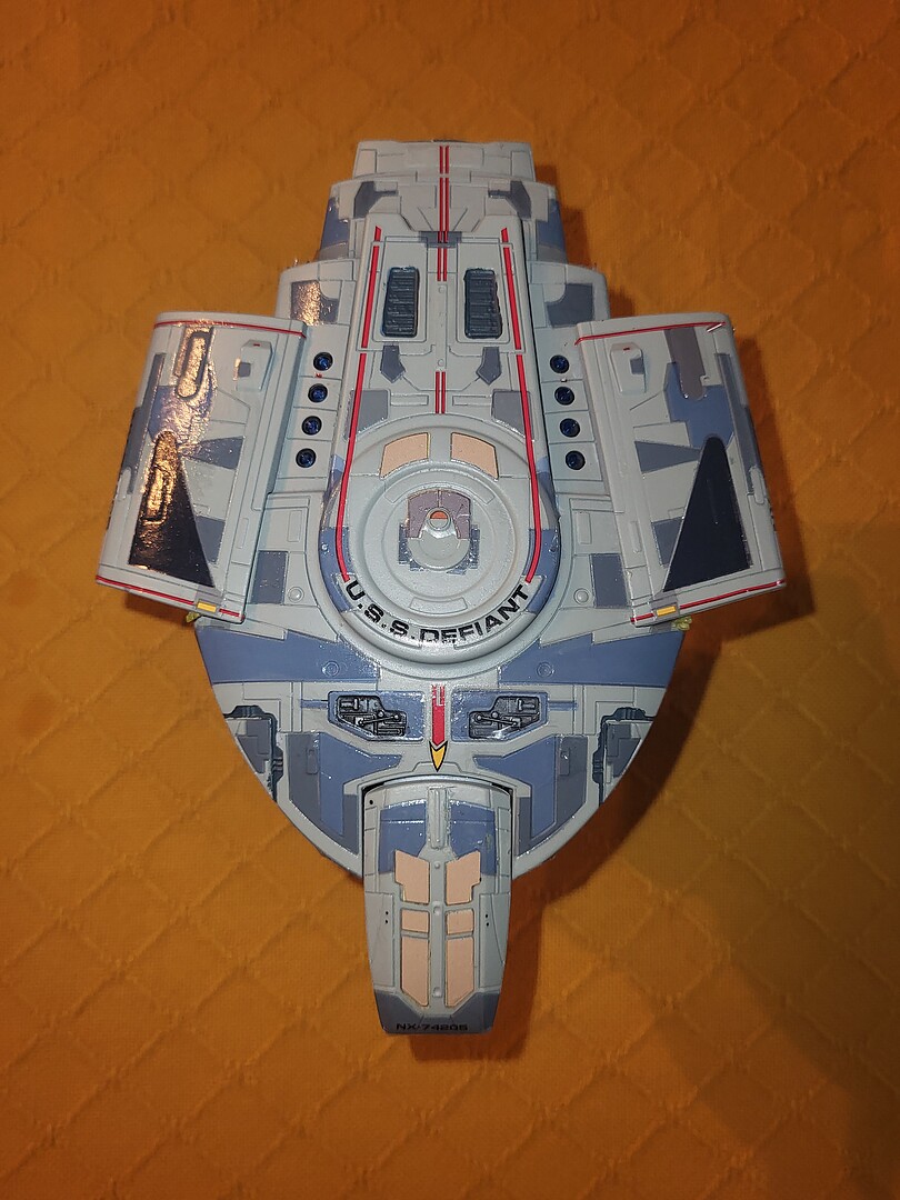 Star Trek USS Defiant -- Science Fiction Plastic Model Kit -- 1/1000 ...