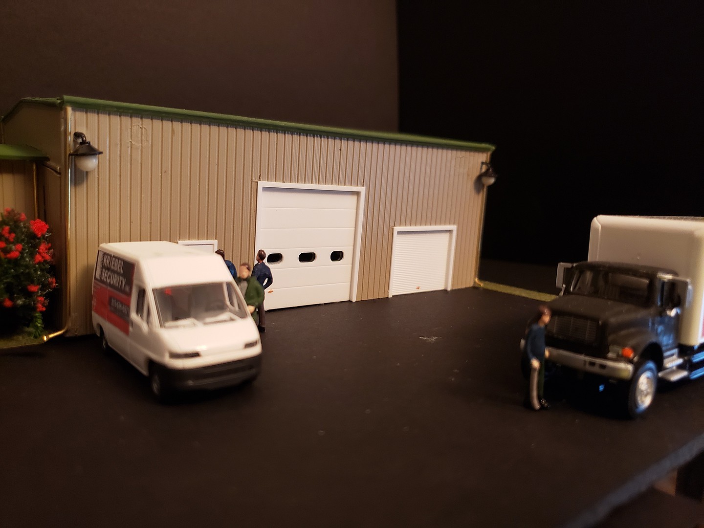 Modern Retail Warehouse Center Kit -- HO Scale Model Railroad Building ...