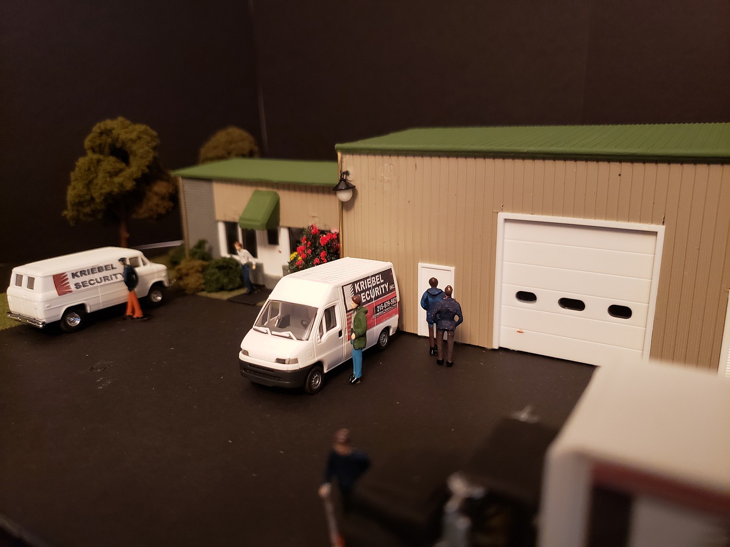 Modern Retail Warehouse Center Kit -- HO Scale Model Railroad Building ...