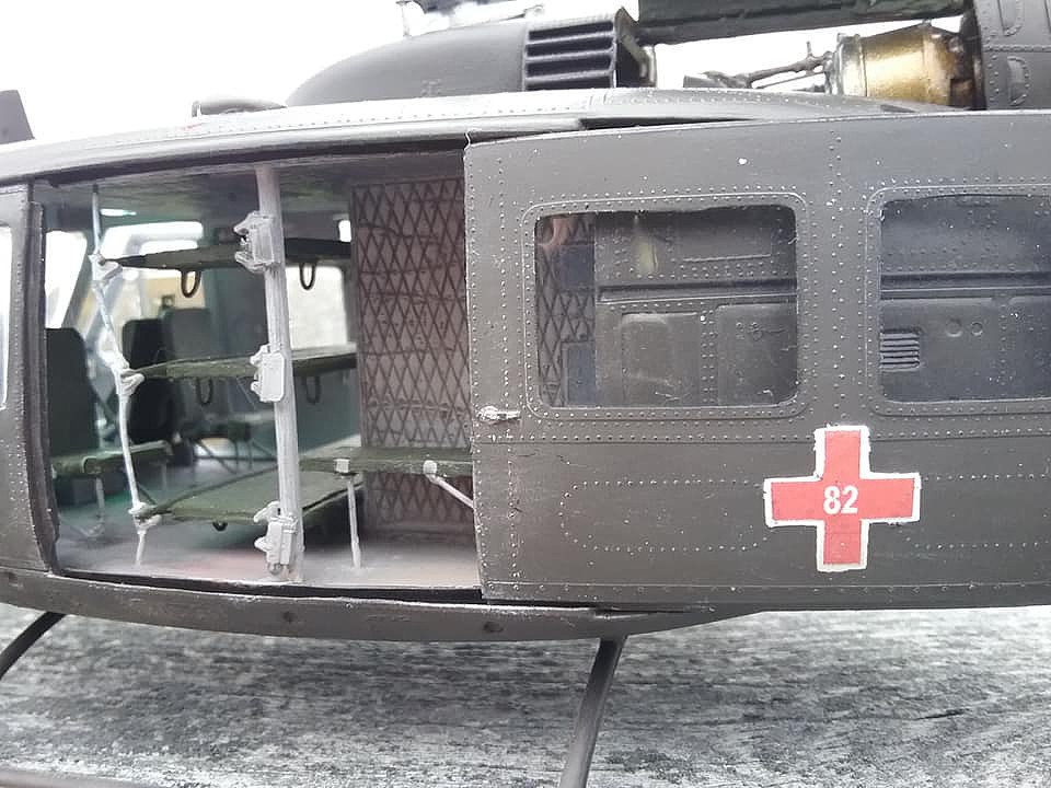 UH-1D Huey Gunship -- Plastic Model Helicopter Kit -- 1/32 Scale ...